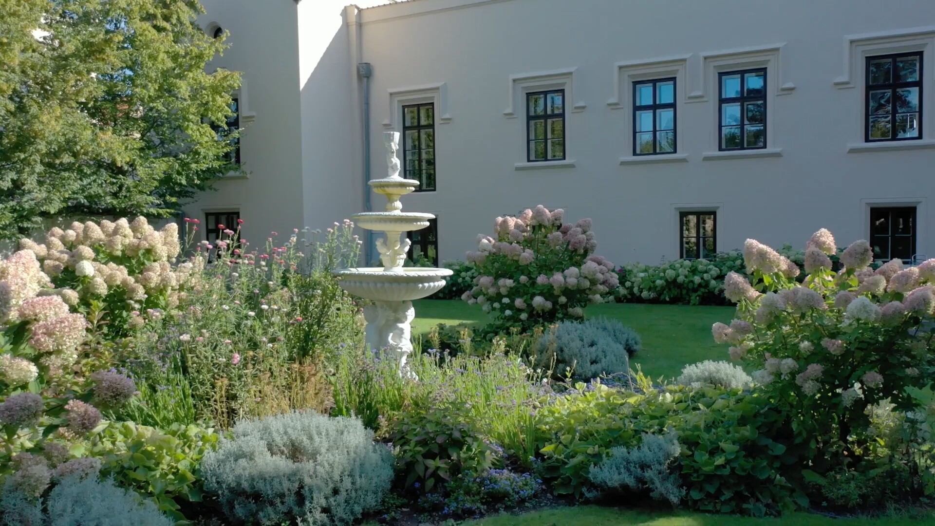 Chateau Trnová – Zámek s rodinnou duší. Romantická restaurace. Zámecké ...